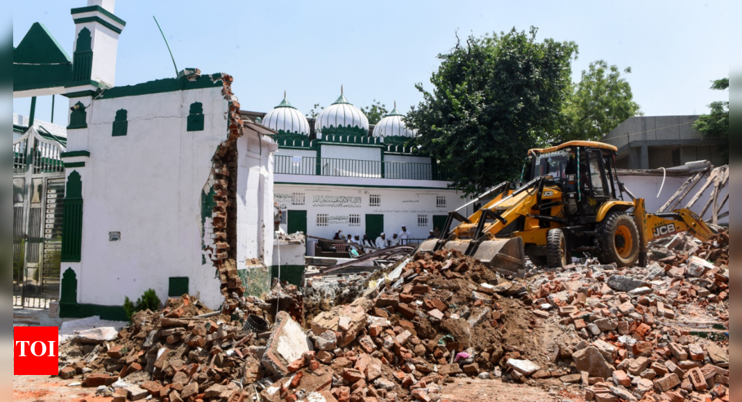 Bengali Market Mosque: Portion of mosque in Delhi's Bengali Market ...