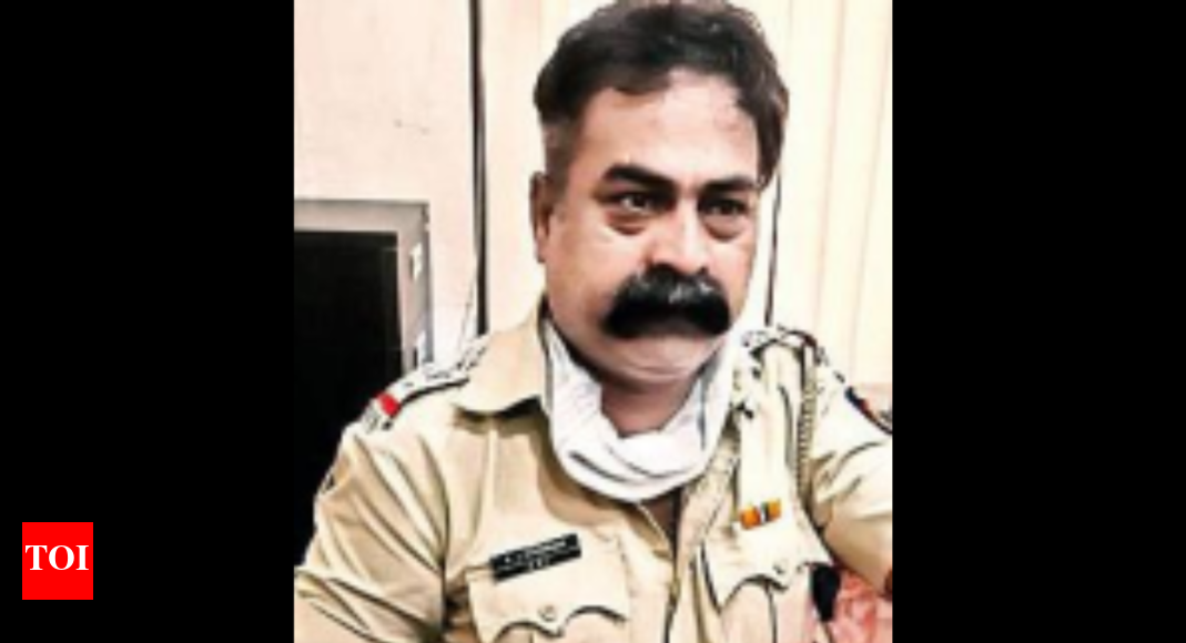 Mumbai: Fake cop's faux pas! Khaki shirt on traffic police bike ...