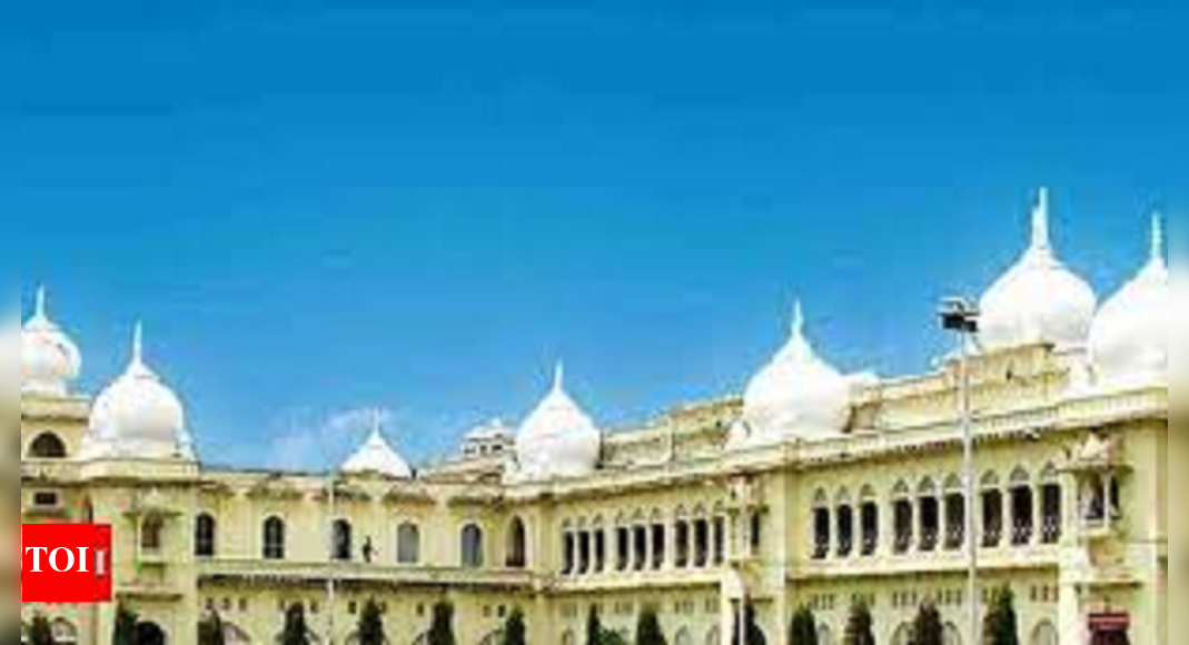 Lucknow University: No entry in class, Lucknow University student calls ...