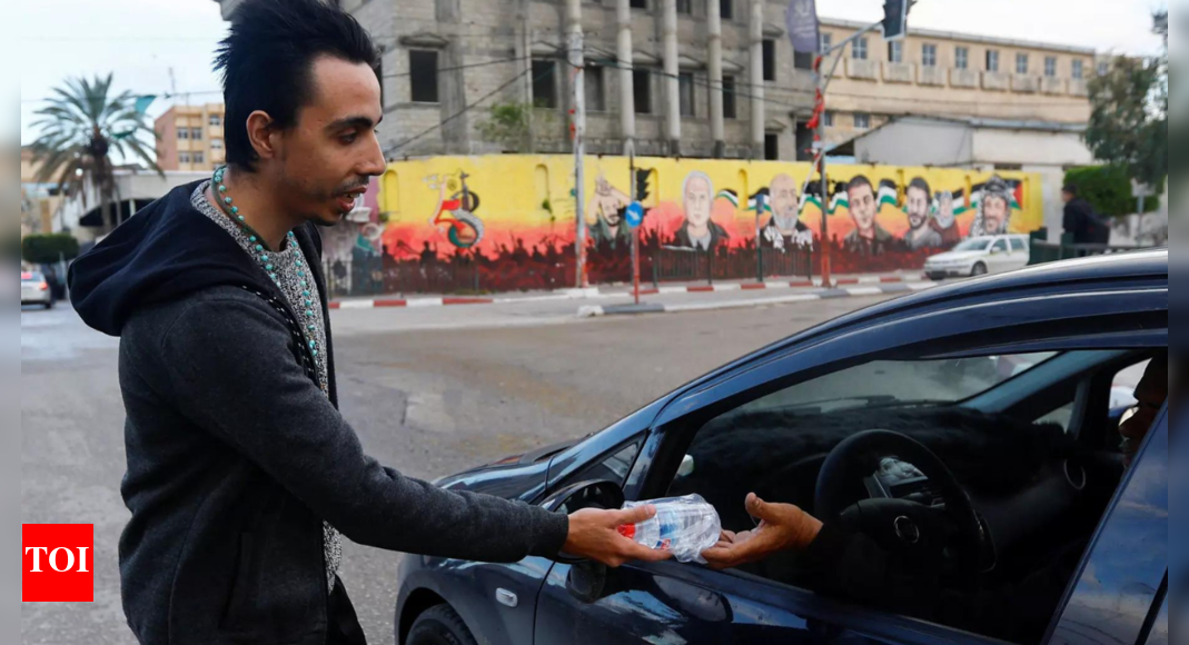Gaza: Christian man in Gaza brings dates and water to Muslims stuck in ...
