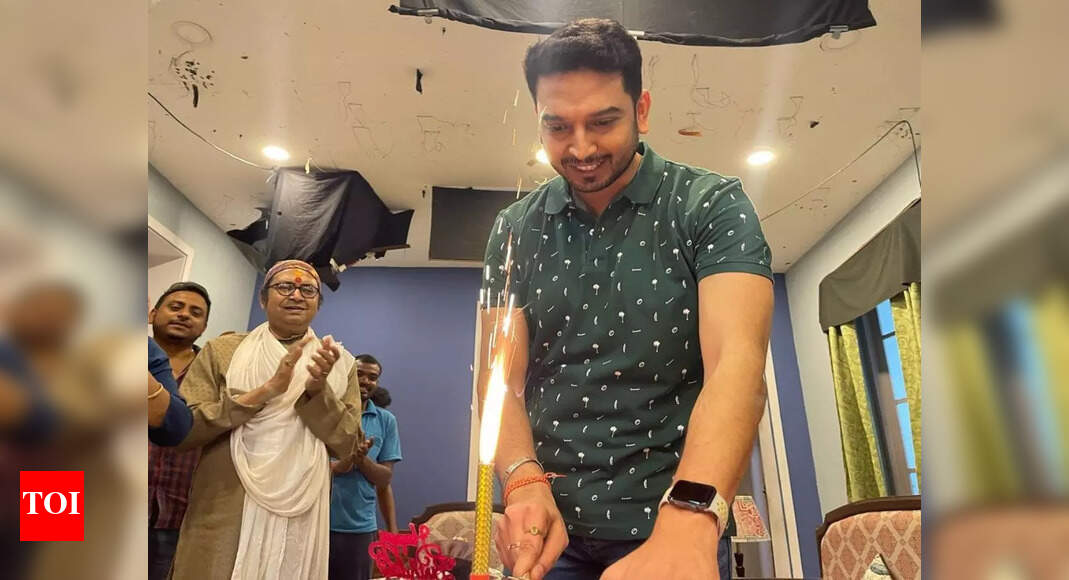 Actor Rajiv Bose gets a birthday surprise from co-artists - Times of India