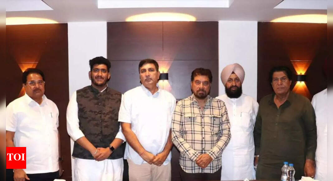 Within 5 days of joining AAP, Ex Punjab Congress MLA does 'ghar wapsi ...