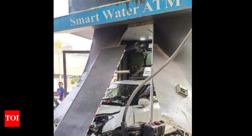 Car with 4 youths crashes into water ATM in Gurgaon, 31-year-old ...