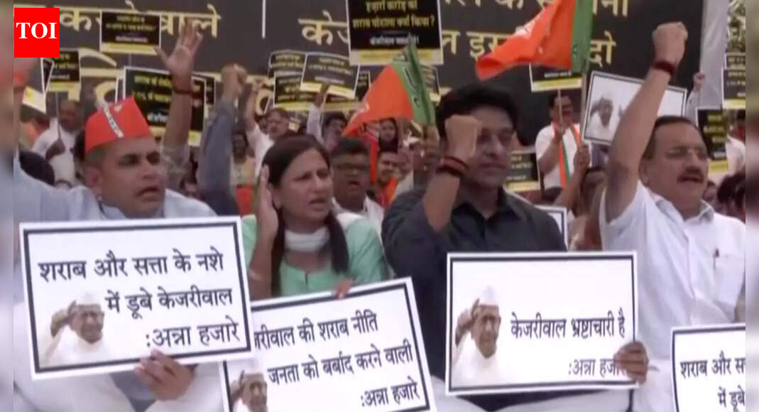 Delhi: BJP workers stage protest against CM Arvind Kejriwal