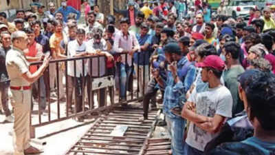 Cricket fans jostle for 'sold-out' IPL tickets at Bengaluru's M ...