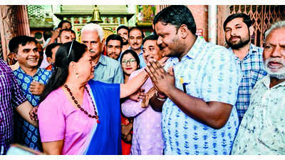 Raje Visits Homes Of Blast Victims, Offers Prayers At Chandpole Temple ...