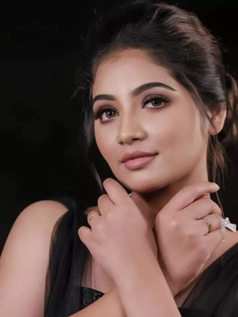 Glam looks of Anshitha Shaji | Times of India