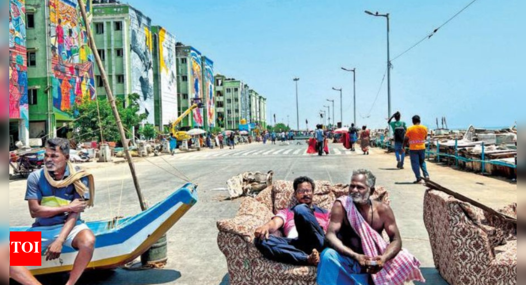 Marina Loop Road vendors refuse to leave the place | Chennai News ...