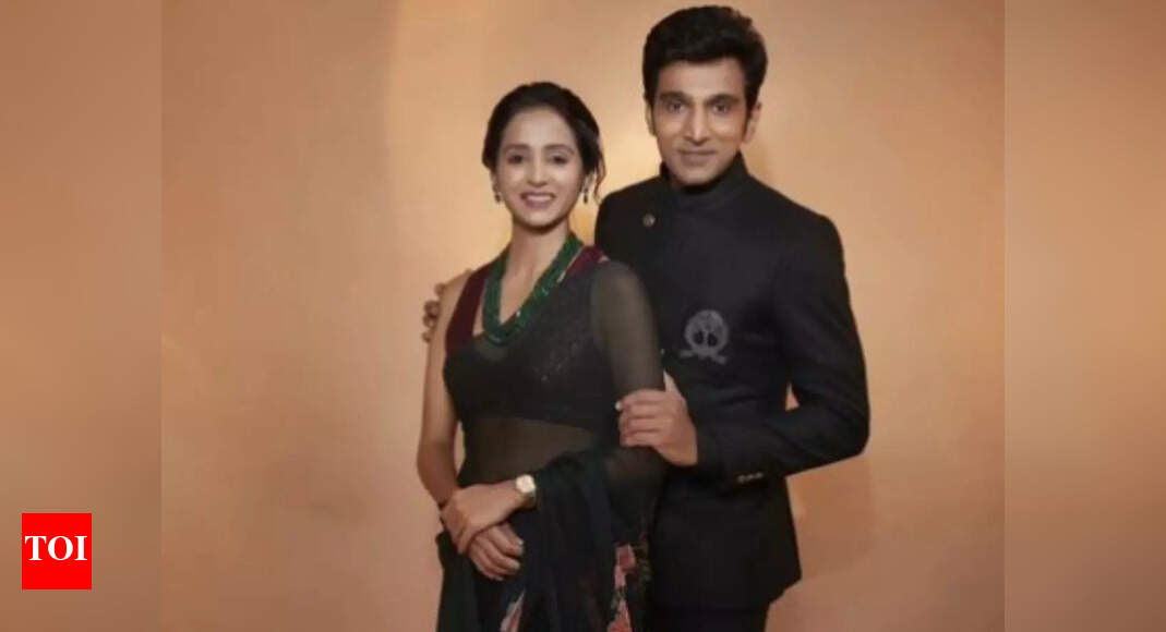 Pratik Gandhi and Bhamini Oza share a picture-perfect moment | Gujarati ...