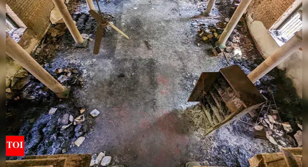 How communal fire reduced a 113-yr-old library to ashes | India News ...