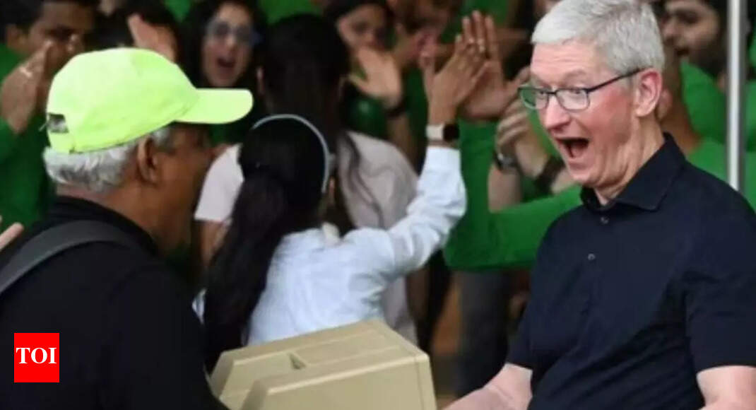 Man brings 1984 Mac at Apple store Mumbai opening, here’s how stunned ...