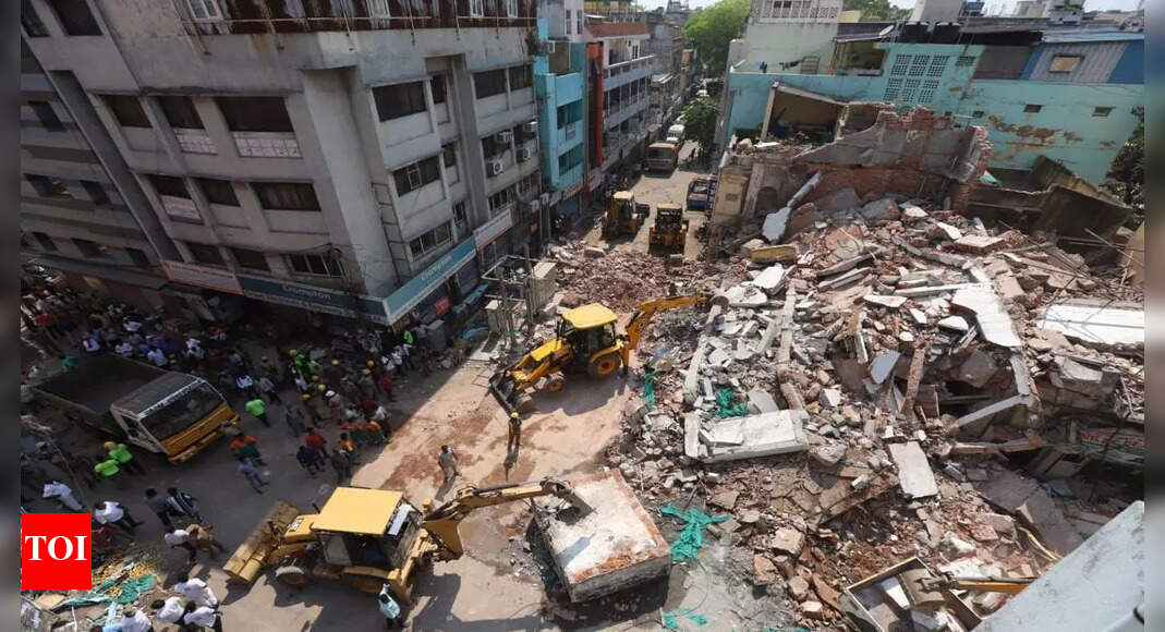 Old building collapses in Chennai | Chennai News - Times of India