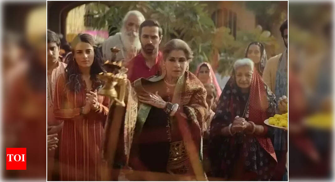 Dimple Kapadia cracked her finger in a scene but continued to punch a ...