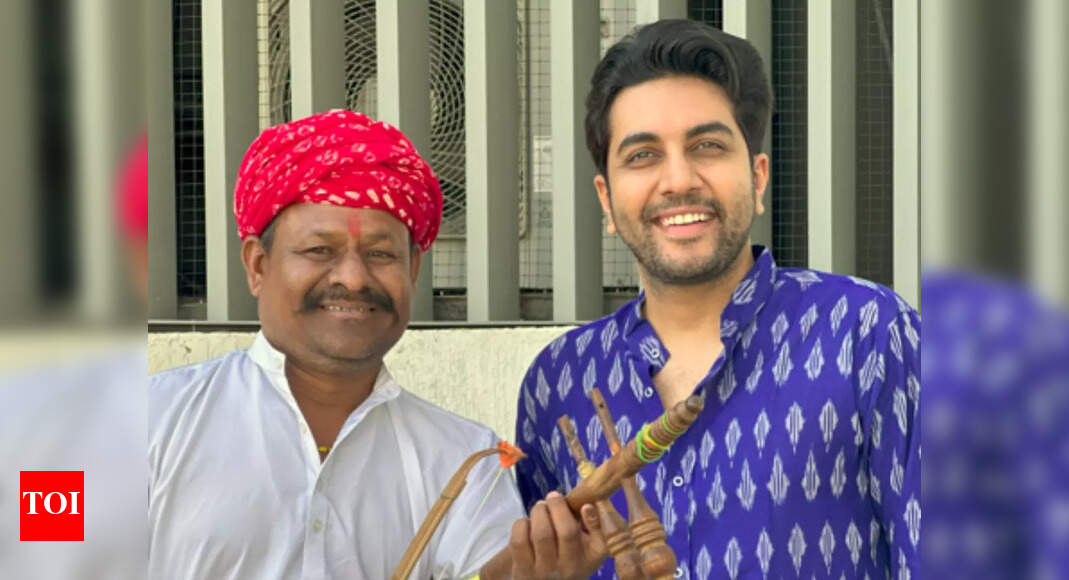 Parth Oza records 'Ghoomar' with a talented roadside singer Rajubhai ...