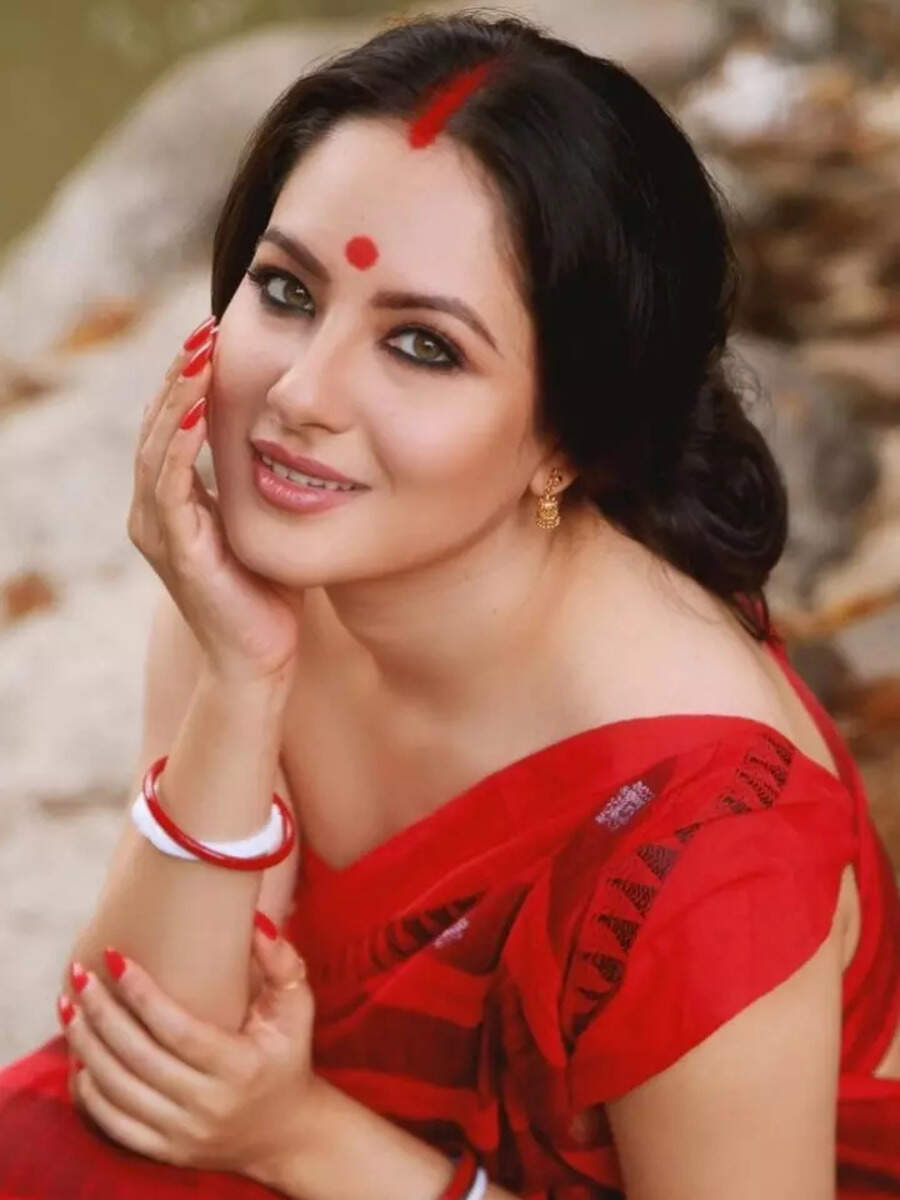 Puja Banerjee's breathtaking saree looks | Times of India