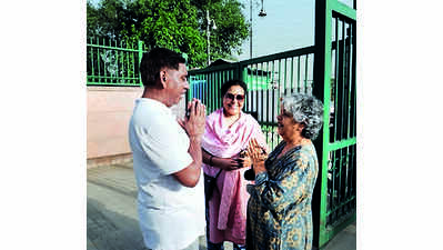 Mayor Aspirants Meet Walkers To Garner Votes | Lucknow News - Times of ...