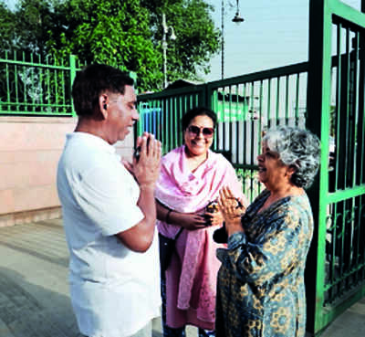 Mayor Aspirants Meet Walkers To Garner Votes | Lucknow News - Times of ...