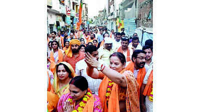 Mayor Aspirants Meet Walkers To Garner Votes | Lucknow News - Times of ...
