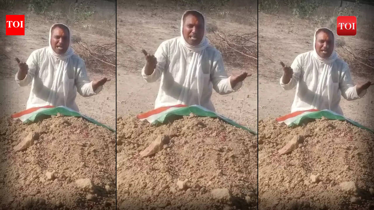 congress: Congress leader places tricolor on the grave of Atiq Ahmed ...