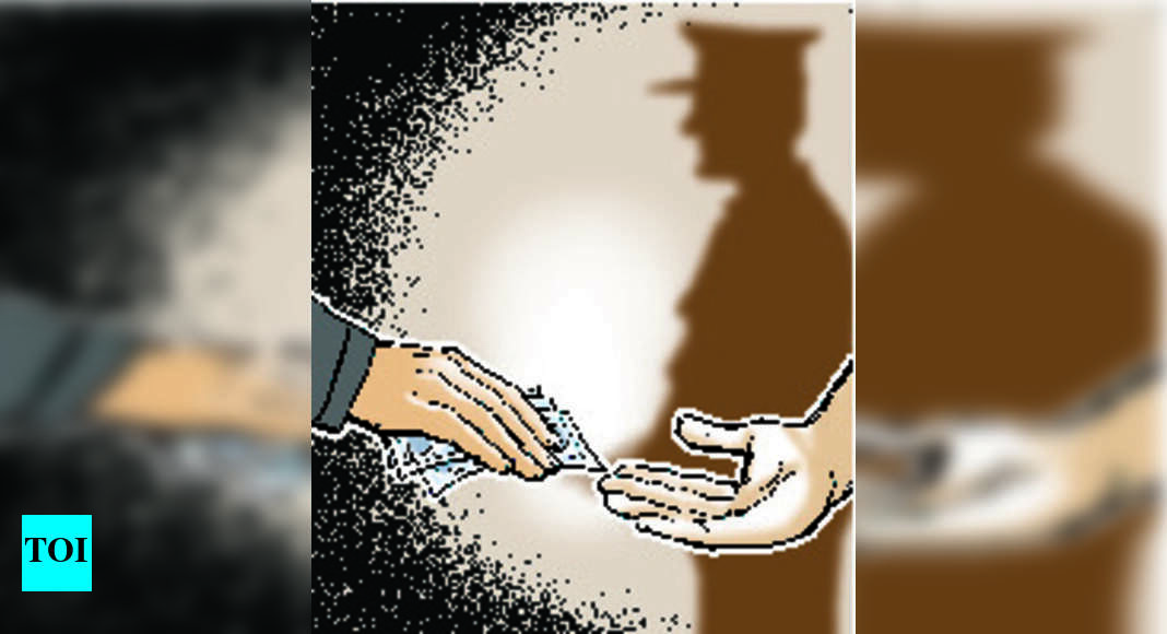 Anti-corruption Team Arrests Lekhpal For Taking ₹10k Bribe | Kanpur ...