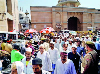 Gyanvapi: Hundreds Throng Gyanvapi Mosque For Alvida-ki-namaz ...
