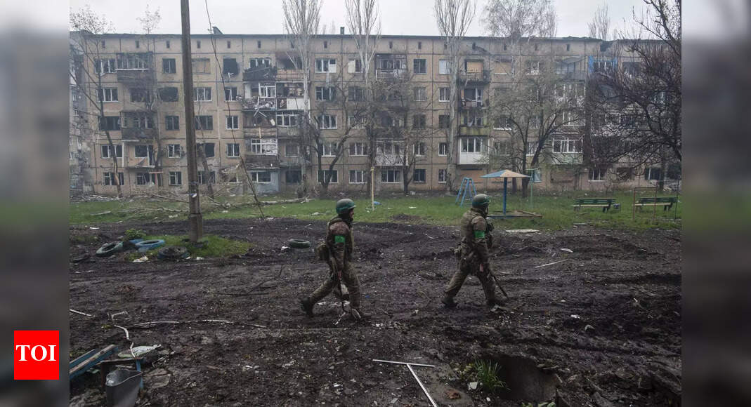 Ukraine: Polish volunteer mortally injured in Ukraine buried at home ...