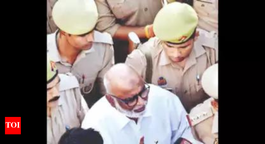 Atiq Ahmad's lawyer Khan Shoulat Hanif booked for criminal conspiracy ...