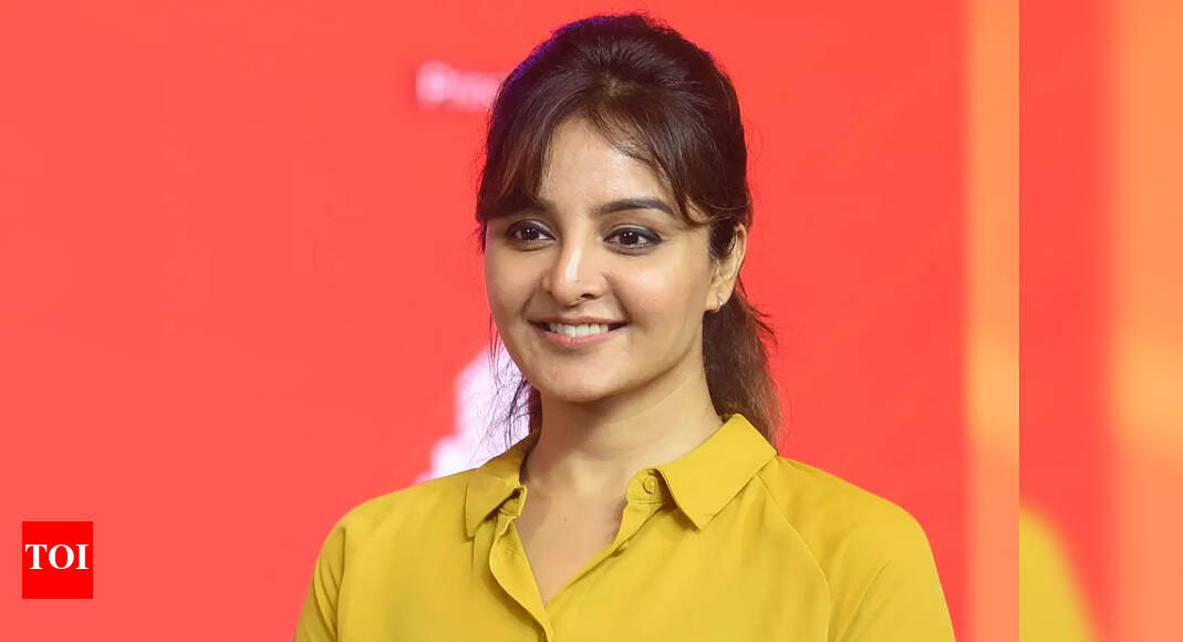 Manju Warrier looked bright at the CII-Dakshin South India Media and ...