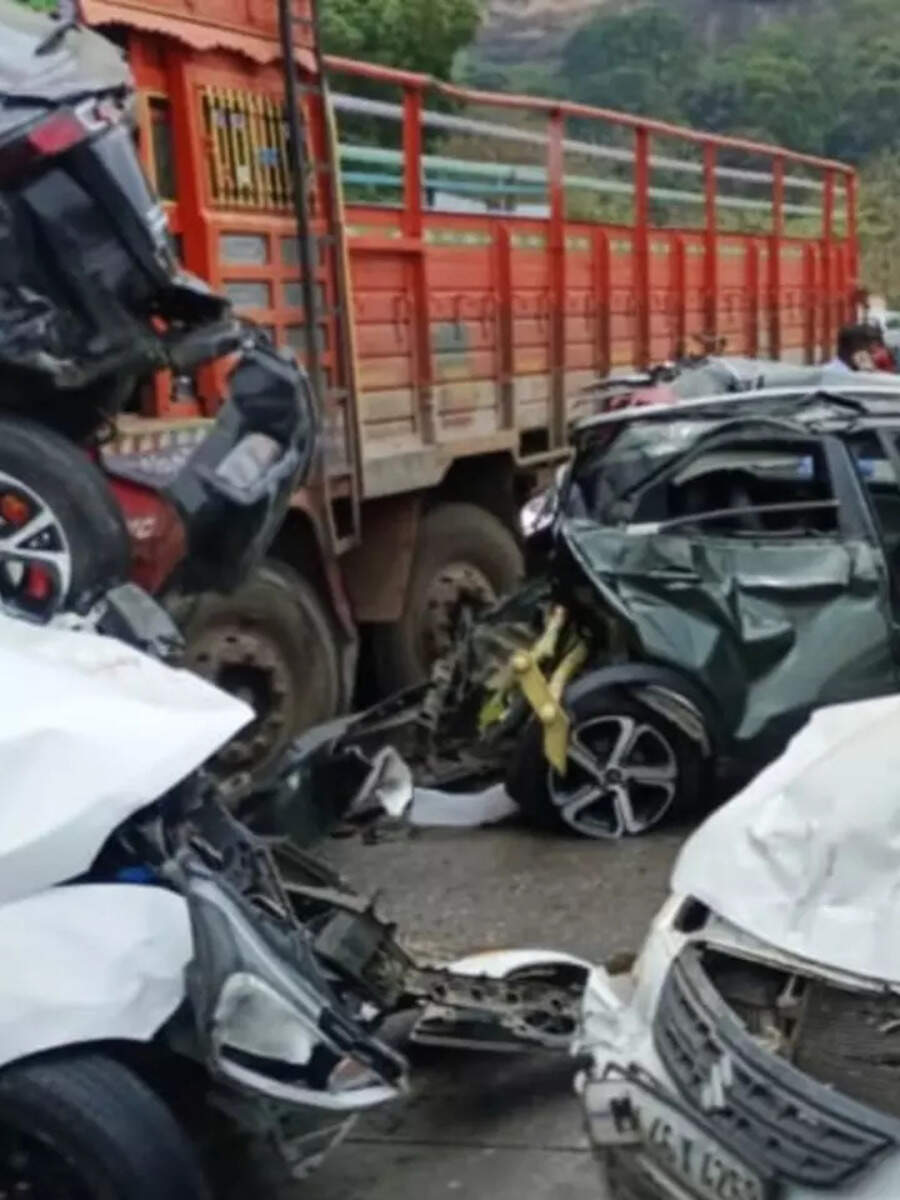 Mumbai-Pune expressway: 12 vehicles damaged in pile-up | Times of India