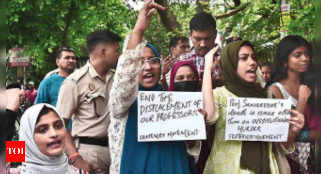 Delhi Protest News: Teachers, students hold protest, say fix ...