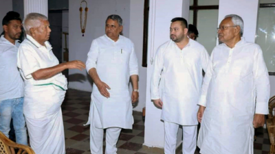 Prasad: Lalu Prasad reaches Patna after 7 months, Nitish Kumar calls on ...