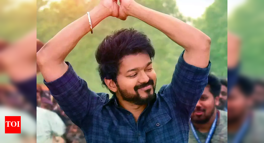 Vijay meets members of the Vijay Makkal Iyakkam and appreciates them ...