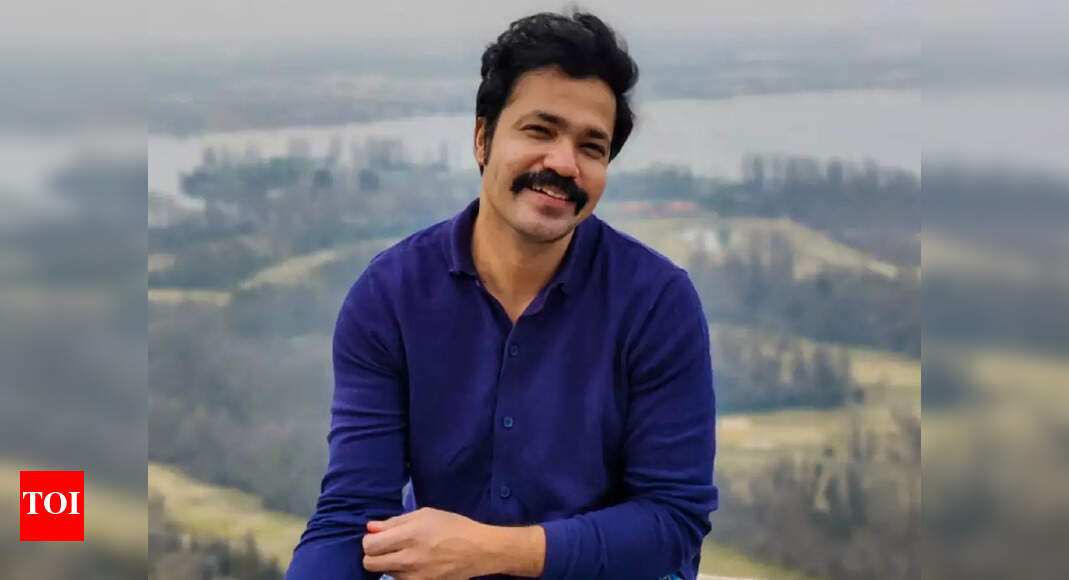 Marathi actor Suvrat Joshi makes his Bollywood debut with an action film | Marathi Movie News ...