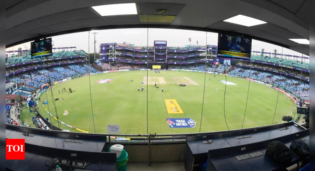 Brawl breaks out between two groups during IPL match in Delhi's Arun ...
