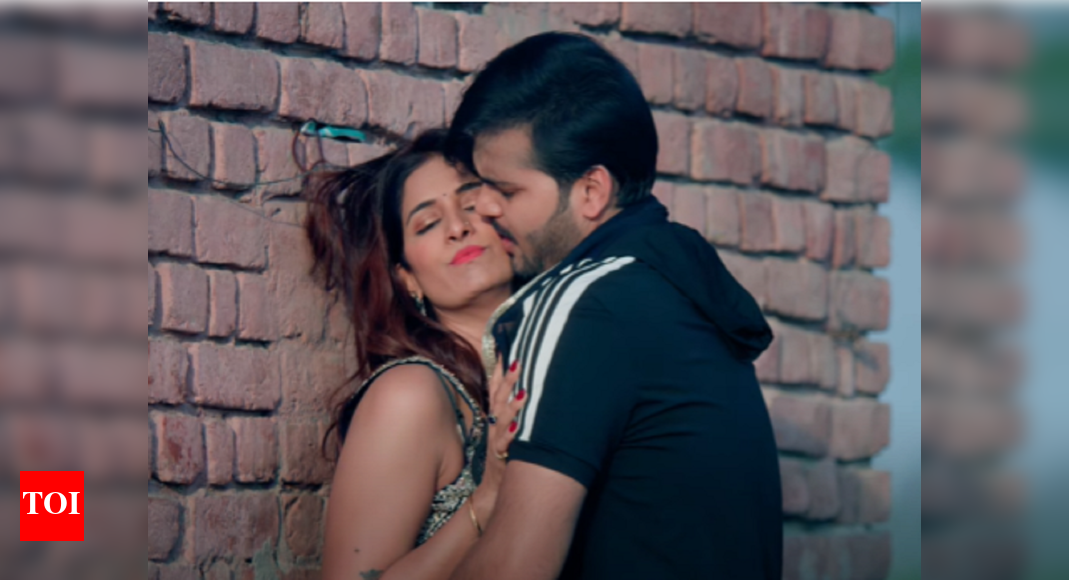 Arvind Akela Kallu and Poonam Dubey impress fans with their romantic ...