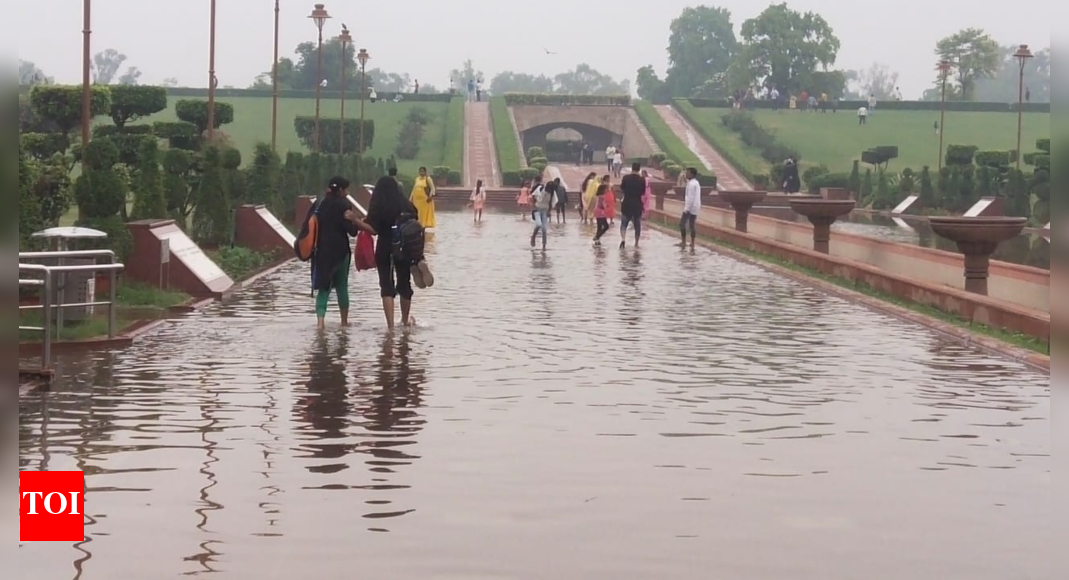 Delhi Rains: Heavy rain in Delhi causes traffic congestion, waterlogging | Delhi News - Times of ...