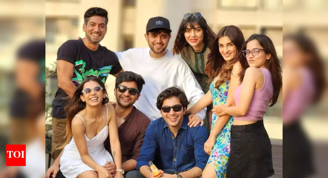 Maira Dharti Mehra enjoys a fun day out with her Pandya Store co-stars ...