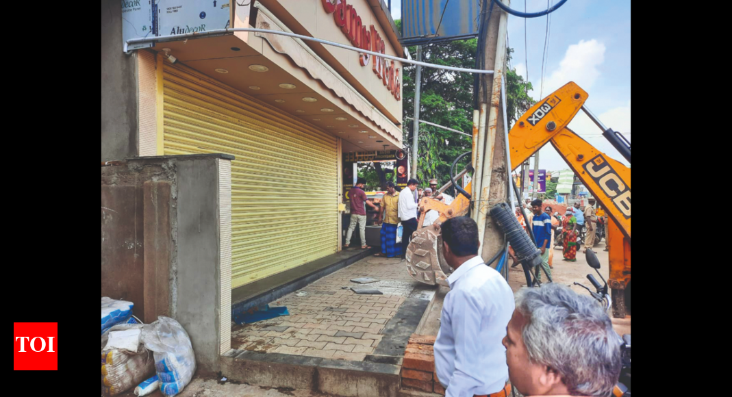 Highways Department Removes Encroachers Along Busy Gst Road | Chennai ...