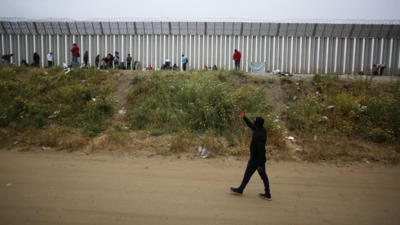 US troops ordered to Mexico border for migrant surge - Times of India