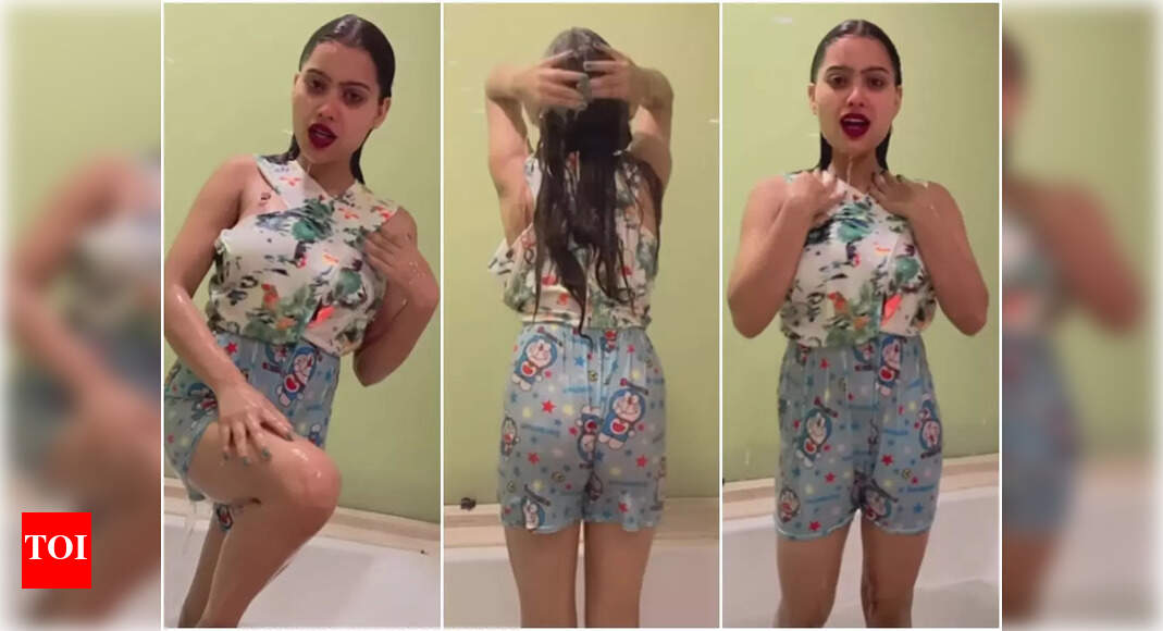 Aarohi Singh raises temperatures as she takes shower in the bathtub | Bhojpuri Movie News ...