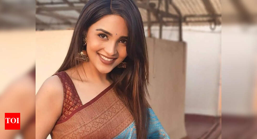 Actress Dharshna Sripal quits Tamil daily soap 'Thamizhum Saraswathiyum ...