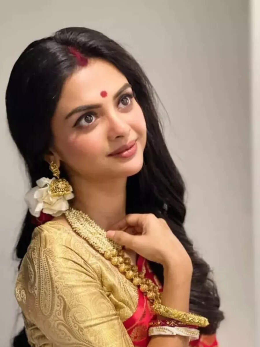 In Pics: Solanki Roy exudes charm and elegance | Times of India