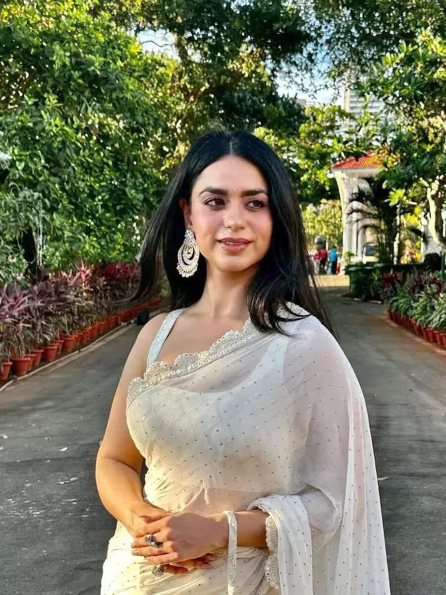 Soundarya Sharma exudes major Chandni vibes in a white saree ...