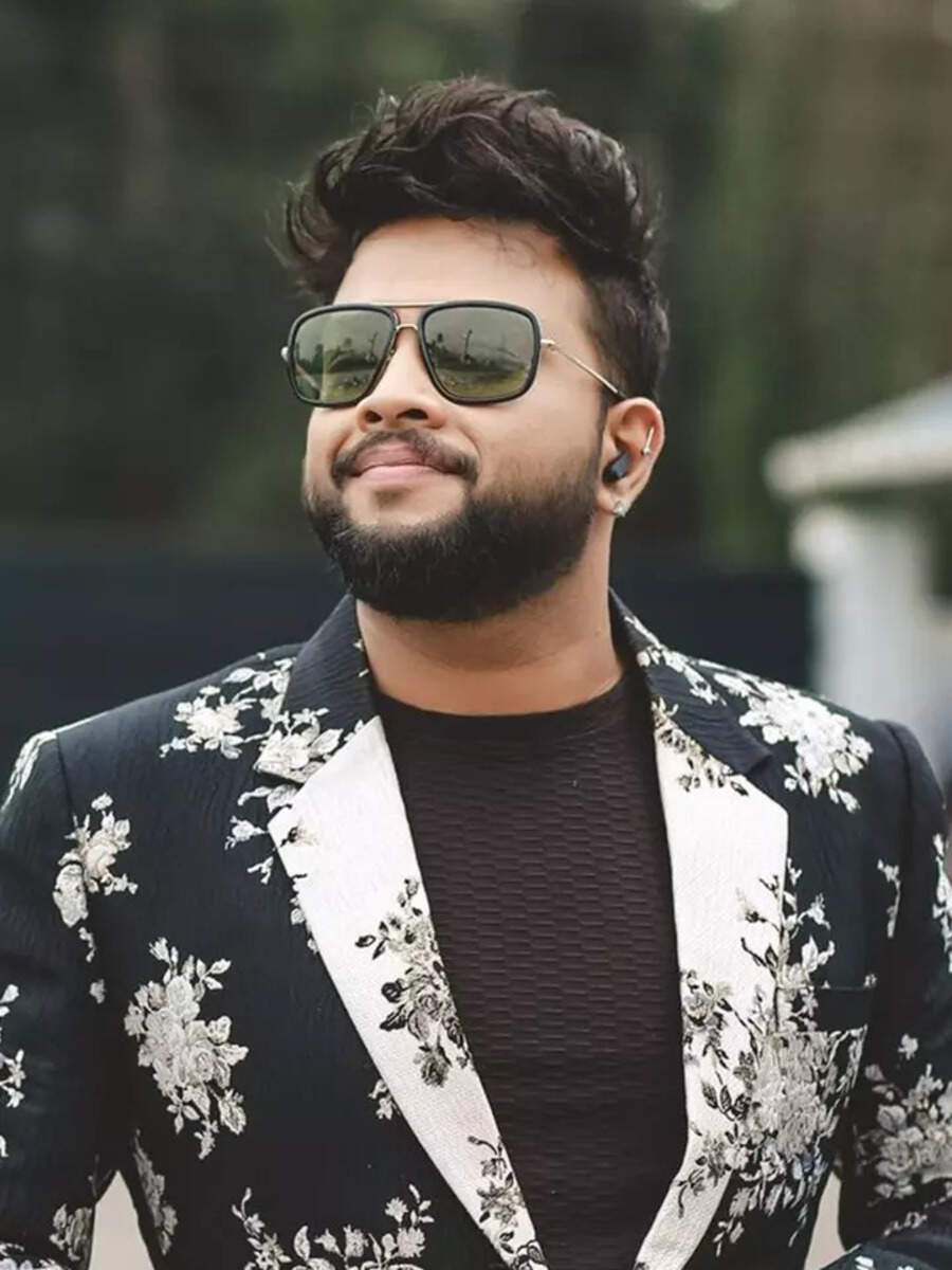 Suits to steal from Karthik's wardrobe | Times of India