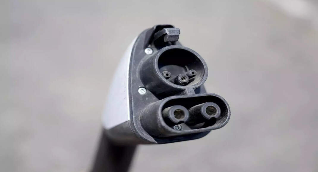 UPDATE 1-Australia's Element 25 to supply GM with manganese sulphate ...