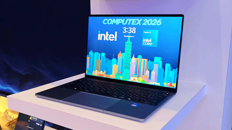 Dell XPS 13 2026 Hands-On: The $699 Windows Laptop Chasing Apple's ...