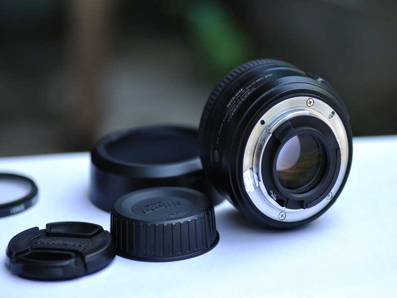 How to Clean your DSLR Camera's Lens?
