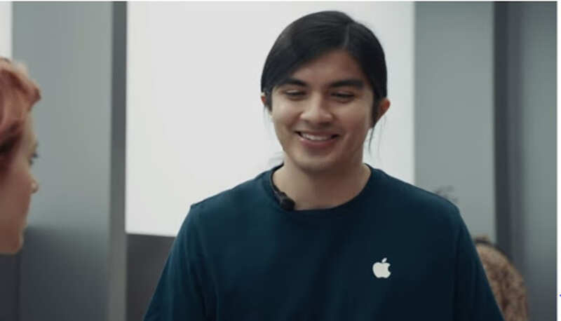 Samsung's new ad makes fun of Apple iPhone X… again
