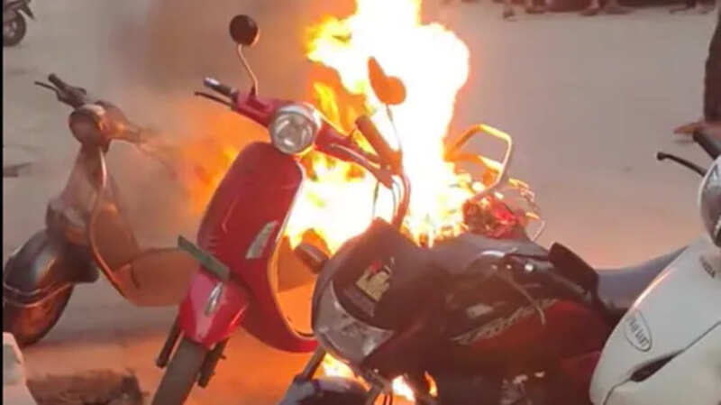 E Scooter Fire: Another Pure elevtric vehicle e-scooter catches fire ...