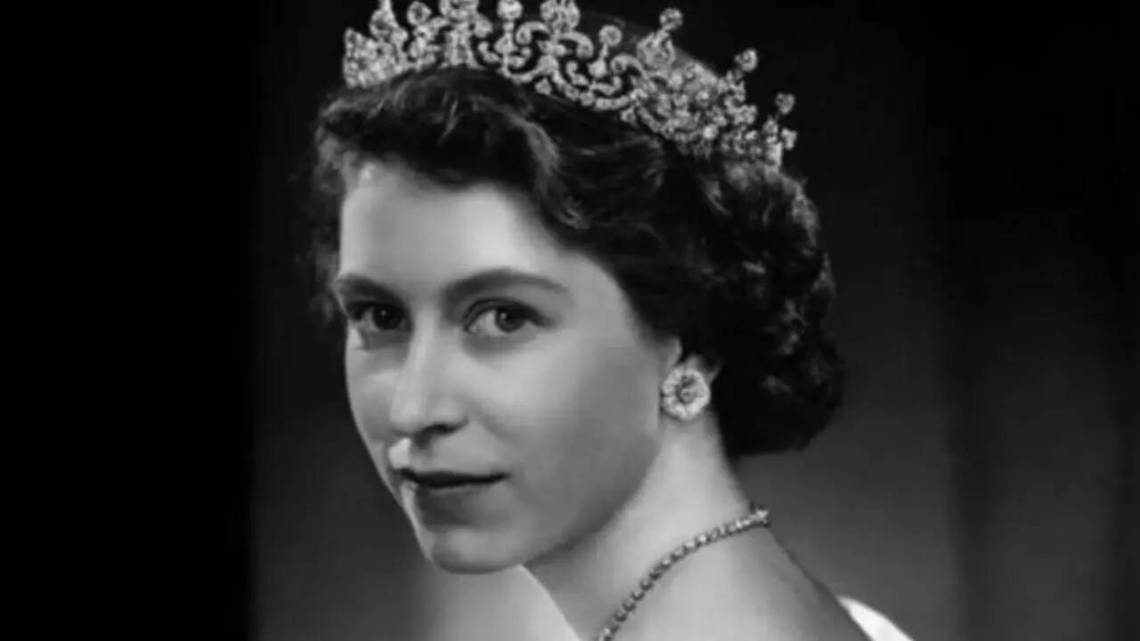 Queen Elizabeth II's five iconic outfits displayed at Buckingham Palace ...